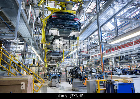Produktionslinie für die Herstellung der Motoren in der Autofabrik ...
