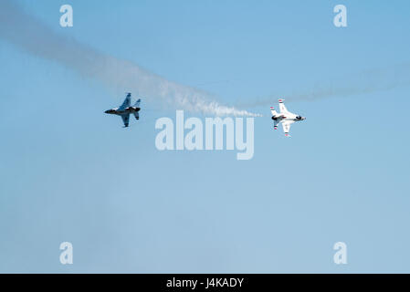 Die Luftwaffenbasis Travis richtet die Wings Over Solano Air Show mit ...