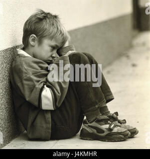 Junge, ernst, sitzen, fügen Sie Unterstützung lehnte sich zurück, Arme ...