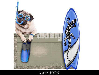 lustige Mops Hund mit blauer Vintage Holz Strand zu unterzeichnen, mit ...