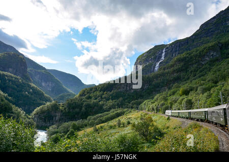 Die Flåmbahn Myrdal Bahnhof auf der Bergen-Bahn bis Bahnhof Flåm im ...