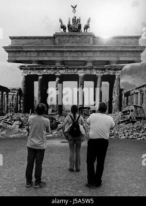 Menschen am Brandenburger Tor / Berlin / 1945 Stockfotografie - Alamy