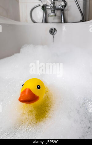 Badewanne, einem Kunststoff Ente in ein Schaumbad Stockfoto, Bild ...