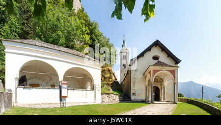 Santa Maria in Calanca, Schweiz: Blick auf das Bergdorf mit Kirche von ...