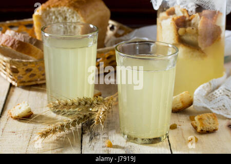Traditionelles russisches Getränk Kvass aus Brot, Roggenmalz, Zucker ...