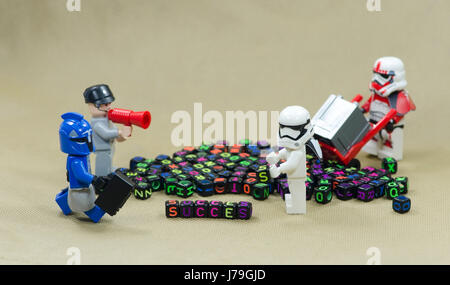 LEGO Starwars Minifiguren Stapeln Wort Erfolg mit bunten Alphabet ...