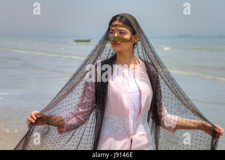Bandari Frau trägt einen traditionellen gold Maske genannt die Burka ...