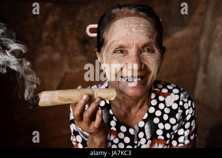 Alte Dame einer großen Zigarre Havanna Kuba Stockfoto, Bild: 19879870 ...
