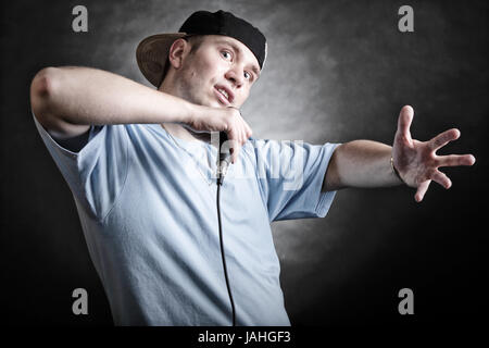 Junger Mann singen auf einer Karaoke-party Stockfoto, Bild: 130489539 ...