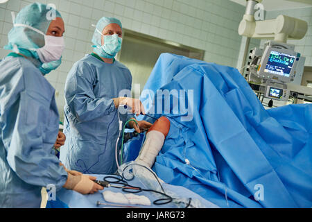 Team von Chirurgen und Krankenschwestern laparoskopische minimal ...