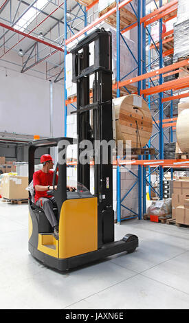 Gabelstapler und Regale. Gabelstapler beladen Palettenregal. Teil einer ...