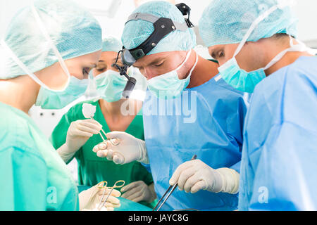 OP-Saal, ärztliches Team, Patienten, Vollnarkose, Zahn-Extraktion ...