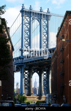 Die Skyline von Manhattan im Bild von der Brooklyn Bridge in New York ...