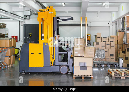 Hochregal-Stapler Gabelstapler Lager hintereinander Stockfoto, Bild ...