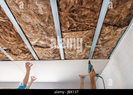 Arbeitnehmer sind Montage-Gips-Wand. Gipskartonplatten ist im Bau mit ...