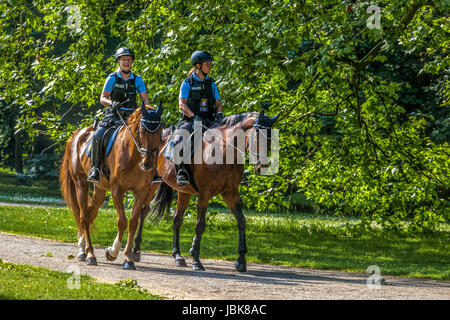 berittene Polizei-Patrouille in den Englischer Garten in München ...