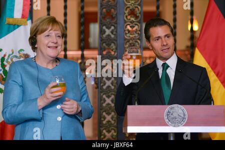Bundeskanzlerin Angela Merkel lächelt mit einen Daumen nach oben ...