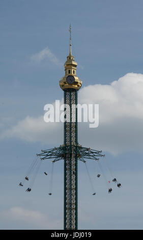 Attraktionen im Prater in Wien, Österreich, Europa, Labyrinth, Fun Ball ...