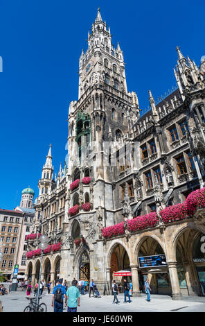 Hauptplatz der München - Marienplatz (Marian Square). Die alte und die ...