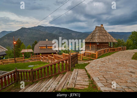 Mokra Gora, Serbien - 2. Juni 2017: Drvengrad (Mecavnik/Kustendorf) Öko ...