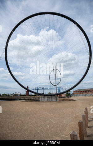 Die Temenos Skulptur und die Schwebefähre und bürgerliche Uhr im ...