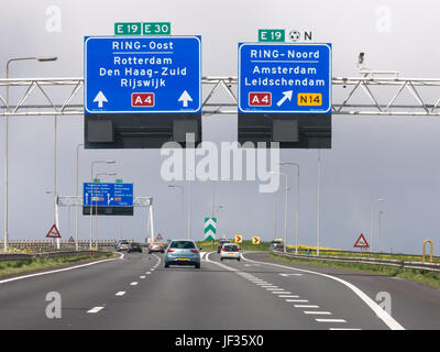 Verkehr und Strecke Informationstafeln auf Autobahn A27 in Utrecht ...