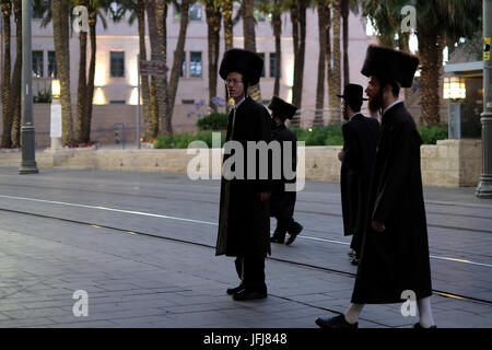Orthodoxe Juden tragen Schtreimel, Klagemauer, Jerusalem, Israel ...