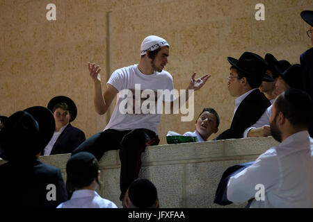 Ein religiöser Jude tragen typische weiße "Na Nacher" Stil Kippa ...