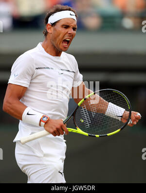 Rafael Nadal feiert einen Einfluß von dienen im fünften Satz gegen ...