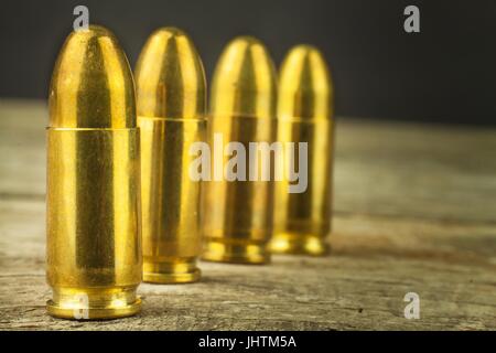 9mm Kaliber Patronen. Verkauf von Waffen und Munition. Das Recht ...