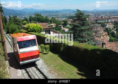 Italien, Lombardei, Bergamo, Seilbahn zur Altstadt Stockfotografie - Alamy
