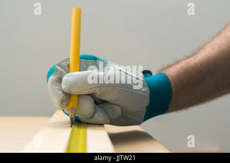 Schreiner Handwerker mit Bleistift die Planke auf die Holzarbeit ...