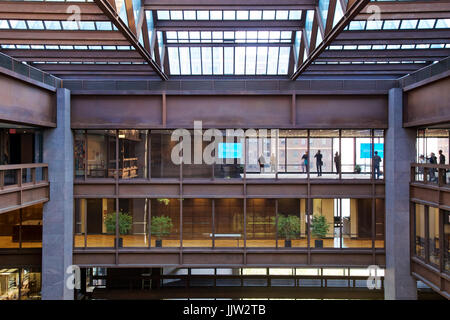 Im Inneren der Ford Foundation Building in New York, NY, USA ...