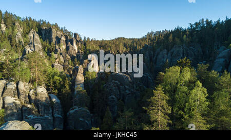 Luftaufnahme des ungewöhnlichen Stein Felsen in Böhmen-Tschechien ...