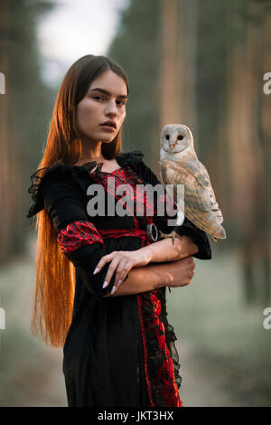 Schöne Dame des Waldes mit ihre Eule. Fantasy und Märchen Stockfoto ...