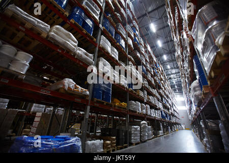 Leere Regale und Gestelle im Auslieferungslager Stockfotografie - Alamy