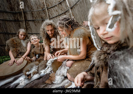 Albersdorf, Deutschland. 24. Juli 2017. Steinzeit-Experten aus Europa ...