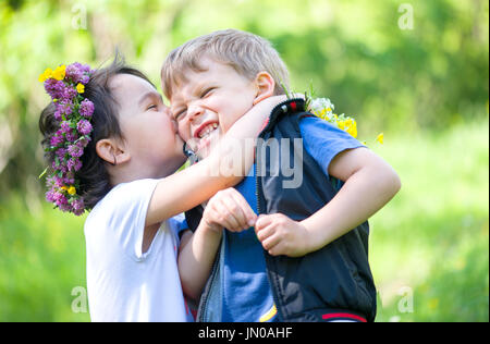Geben ihrem kleinen Bruder einen Kuss außerhalb Stockfoto, Bild ...