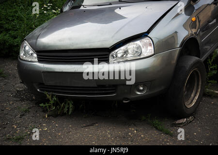 Alte kaputte Auto nach einem Unfall Stockfoto, Bild: 162326564 - Alamy