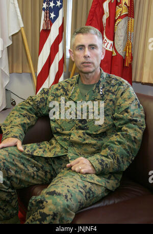 USA Lieutenant General James W. Bierman Jr. des Marine Corps, links ...