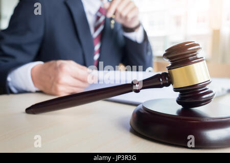 Hammer und soundblock Justiz Recht und Rechtsanwalt Arbeiten am ...