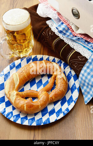Oktoberfest Bierkrug mit Brezel und bayerische Flagge im Hintergrund ...
