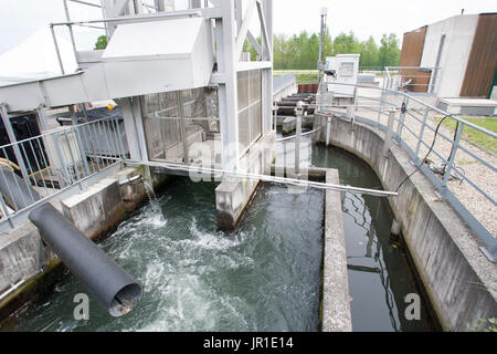 Wasserkraftwerk am Rhein die Grenze zwischen Frankreich und Deutschland ...