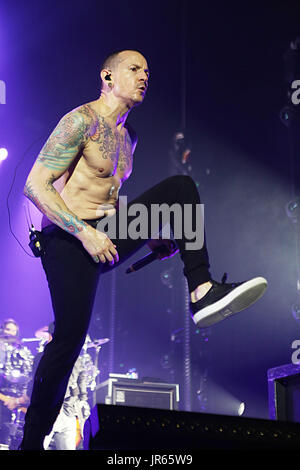 Linkin Park live auf der Bühne bei The O2 Arena, London, als Teil einer ...