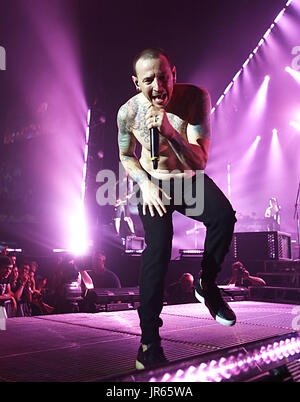 Linkin Park live auf der Bühne bei The O2 Arena, London, als Teil einer ...