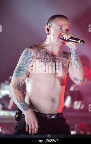 Linkin Park live auf der Bühne bei The O2 Arena, London, als Teil einer ...