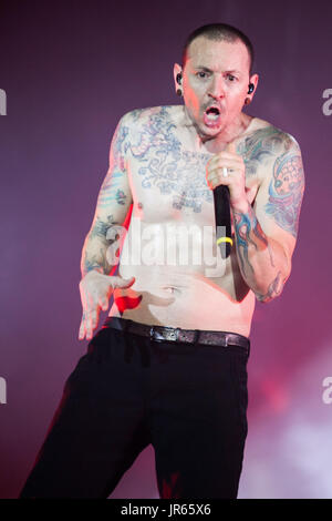 Linkin Park live auf der Bühne bei The O2 Arena, London, als Teil einer ...