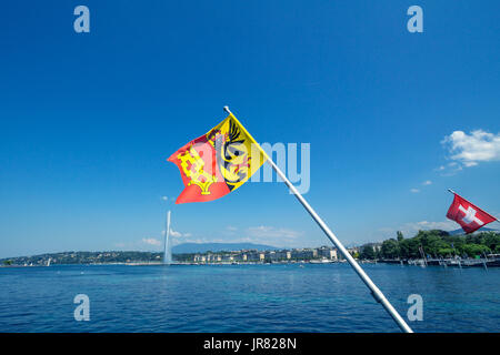 Fahne des Kantons Genf und Flagge der Schweiz im Zentrum von Genf auf ...