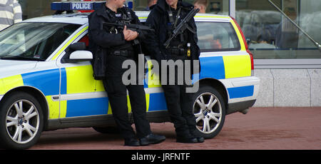 Ein autorisierter Feuerwaffen Officer oder AFO der britischen Polizei ...