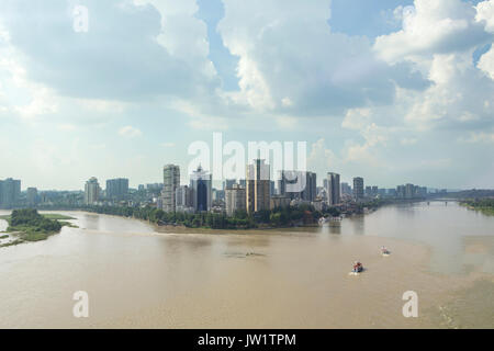 Leshan, Sichuan Provinz, China---Brücke zum Dafo, der Giant Buddha in ...